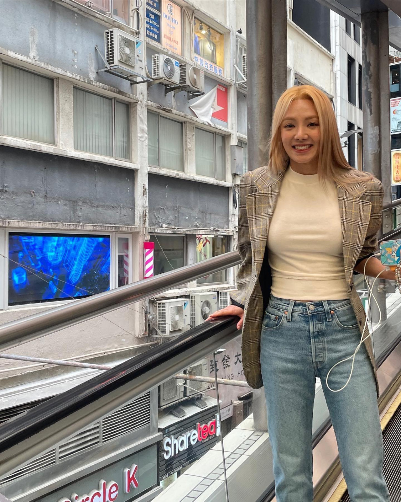 旺角東 MOKO 天橋變內地網紅打卡新景點！上班族：「塞住行人路，有甚麼好拍？」 | ezone