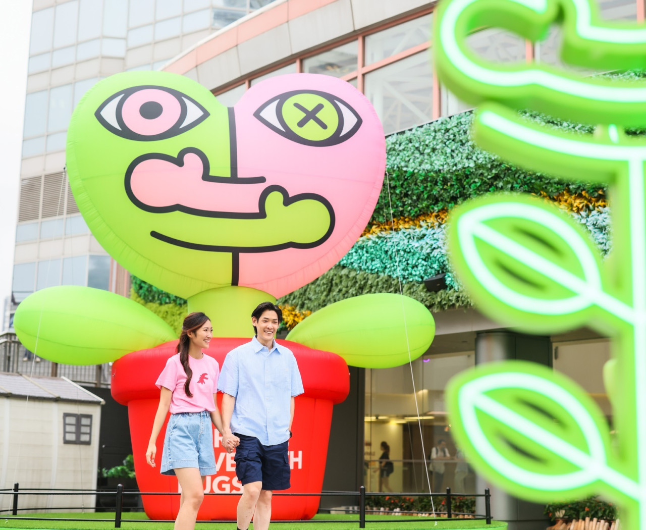 《Nurture Love with Hugs》5米高充氣裝置 本地藝術家Ken Lo提你抱抱身邊人 | UHK 港生活