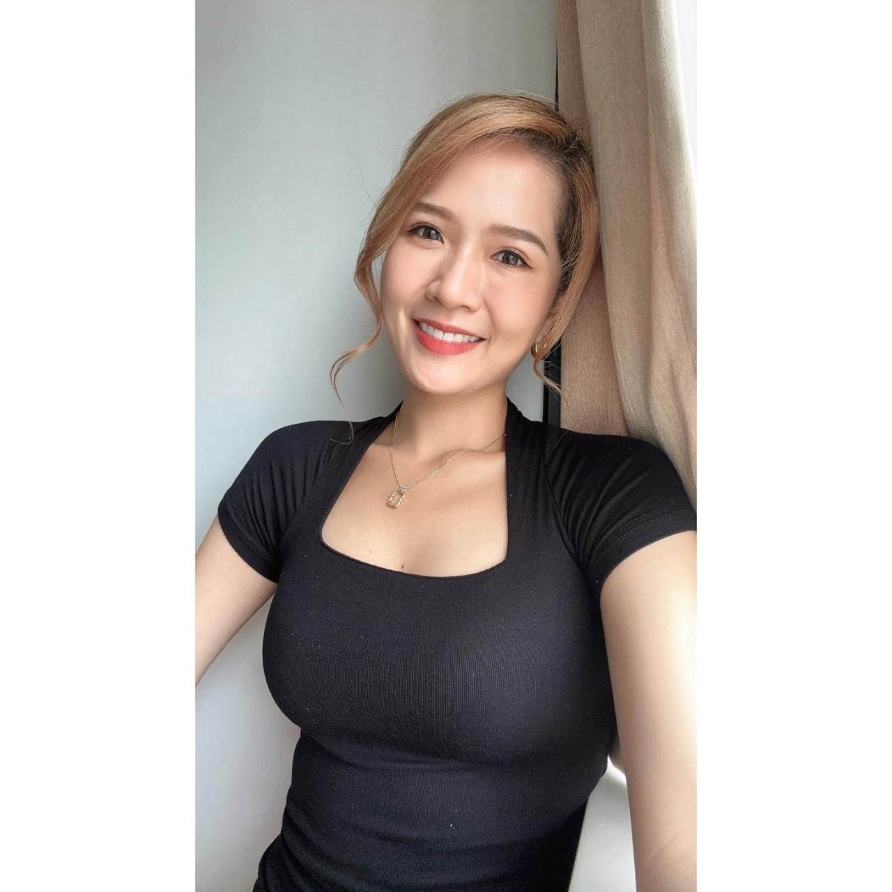 女神配對計劃｜「東張女神」梁敏巧是誰？34D導彈級巨胸上位現實中多才多藝 | UHK 港生活