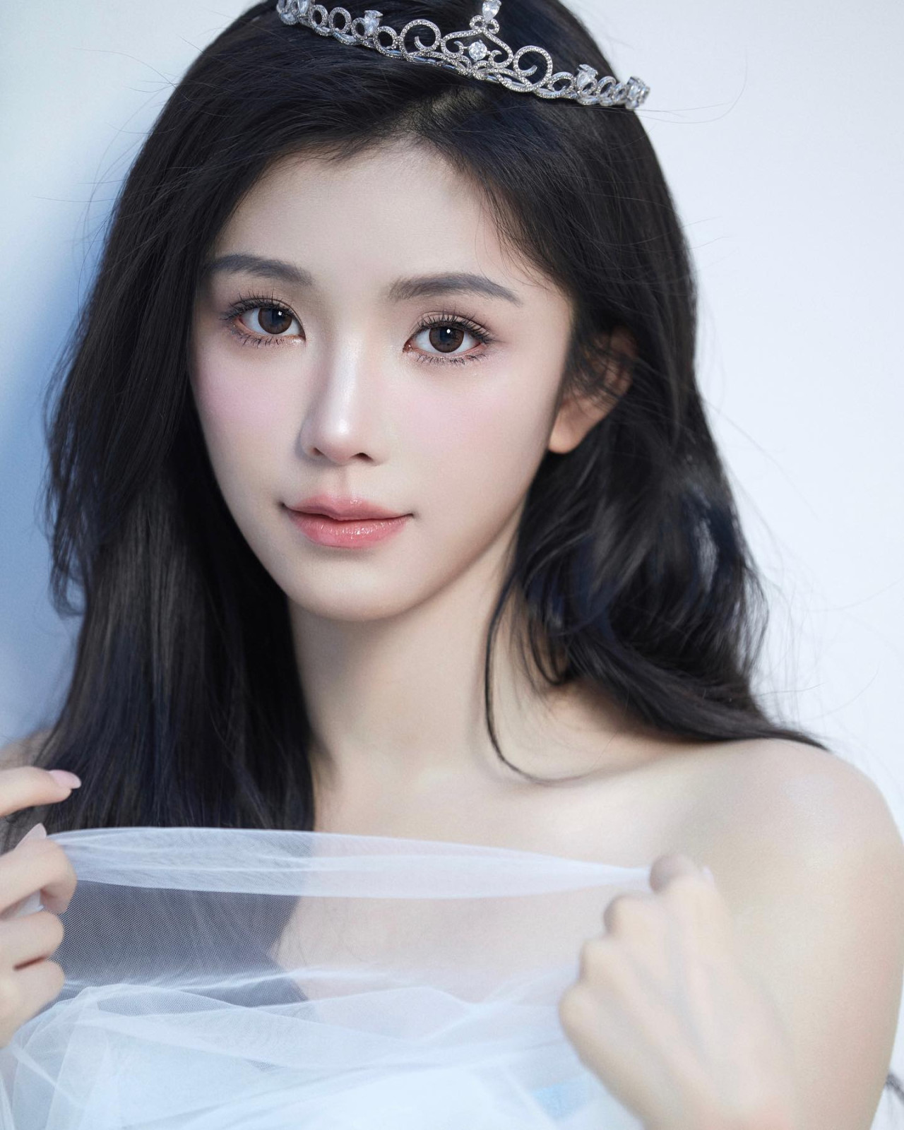 港姐季軍王敏慈濕身拍片誘惑網民 白tee濕透搔首弄姿表情極享受 | UHK 港生活