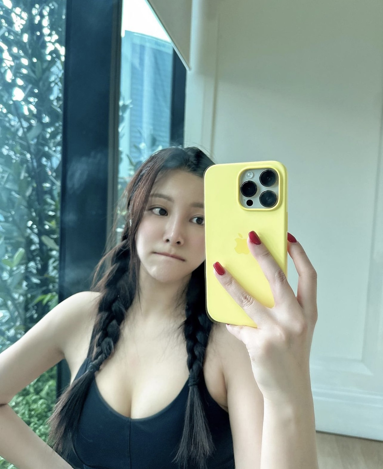 31歲藝人蔚雨芯涉詐騙藝人股東580萬投資款 遭廉署落案起訴三罪 | UHK 港生活