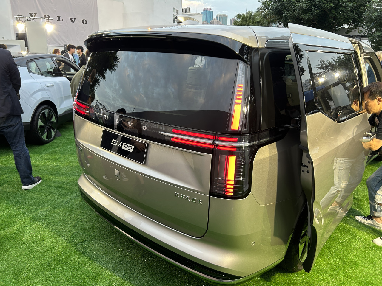 Volvo EM90 純電 MPV 驚喜現身香港 超豪華配置頭等座艙 | ezone