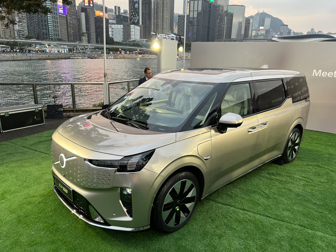 Volvo EM90 純電 MPV 驚喜現身香港 超豪華配置頭等座艙 | ezone