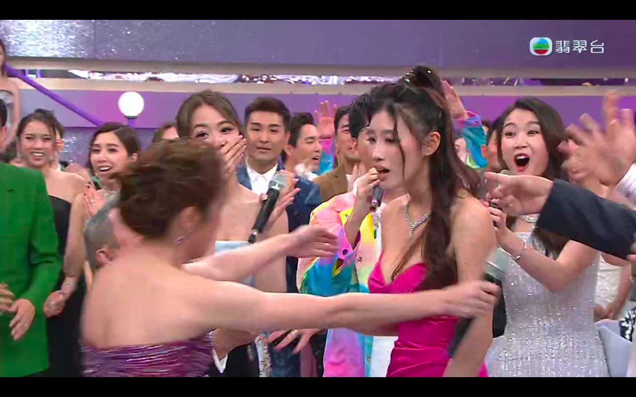 TVB台慶2024｜麥美恩再度胸壓得獎女藝人 郭珮文鍾翠詩黃金畫面造福網民 | UHK 港生活