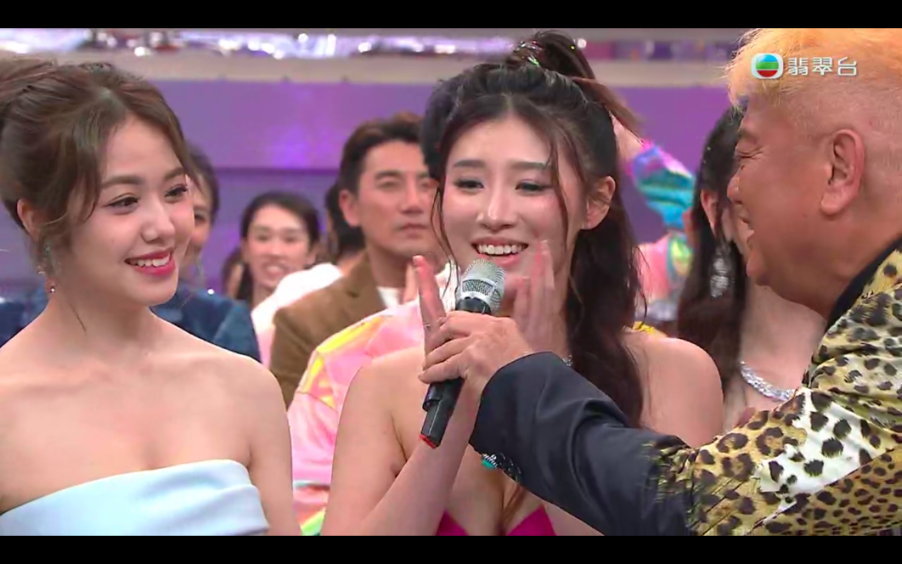 TVB台慶2024｜麥美恩再度胸壓得獎女藝人 郭珮文鍾翠詩黃金畫面造福網民 | UHK 港生活