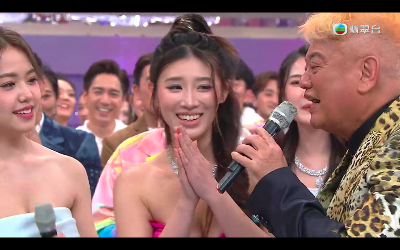 TVB台慶2024｜麥美恩再度胸壓得獎女藝人 郭珮文鍾翠詩黃金畫面造福網民 | UHK 港生活