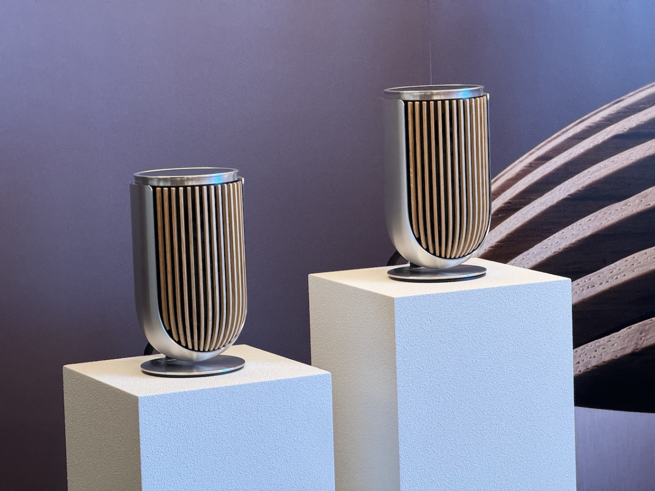 B&O Beolab 8 全新設計喇叭登場！融入丹麥木材盡顯奢華 | ezone