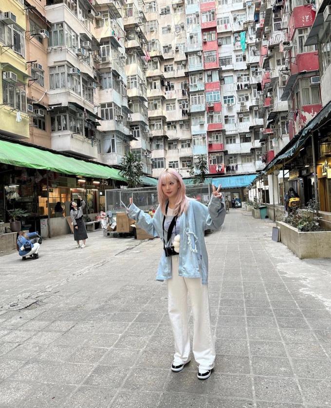 旺角東 MOKO 天橋變內地網紅打卡新景點！上班族：「塞住行人路，有甚麼好拍？」 | ezone