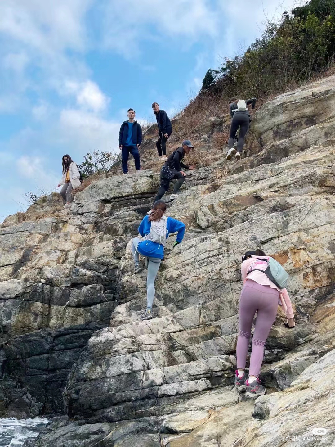 【小紅書熱話】近期最 hit 「綑邊遊」來港山崖打卡 集體零裝備攀爬海邊懸崖 | ezone