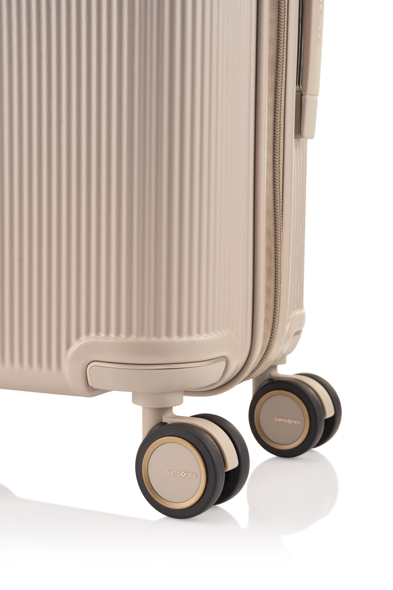 Samsonite x SNIDEL首度聯乘 推夢幻奶茶色行李箱 | UHK 港生活