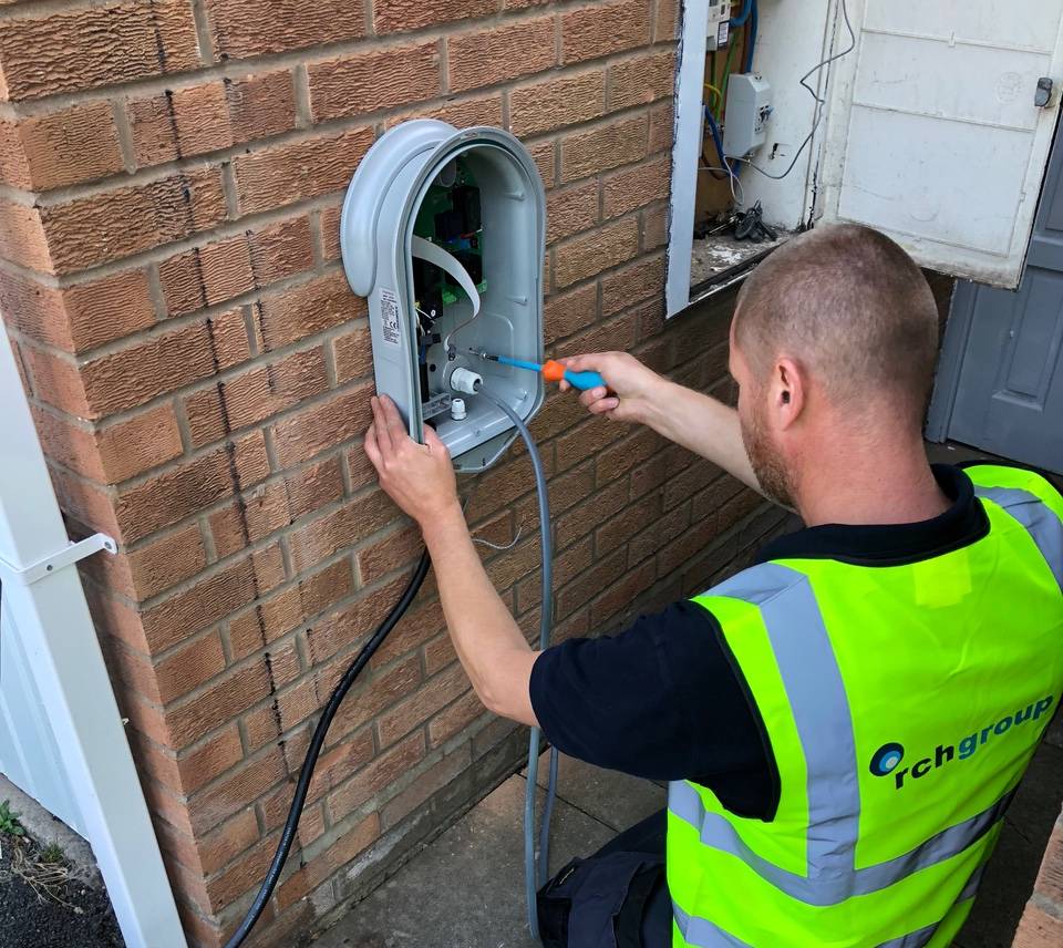 村屋安裝電動車充電器流程 一文睇清充電器選擇、價錢、注意事項 | ezone