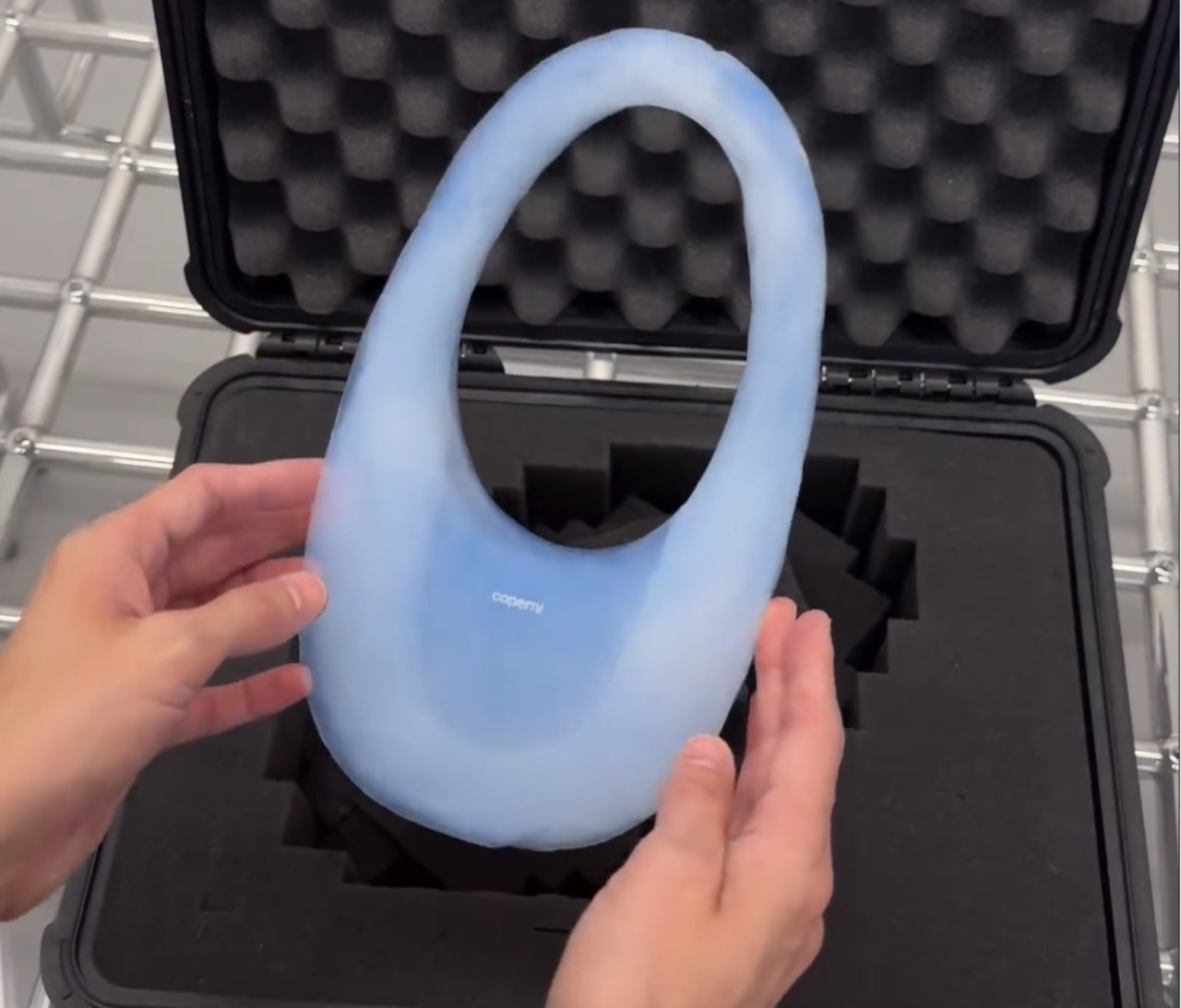 Coperni Air Swipe Bag 空氣廢包爆紅！官方認證可裝 iPhone | ezone