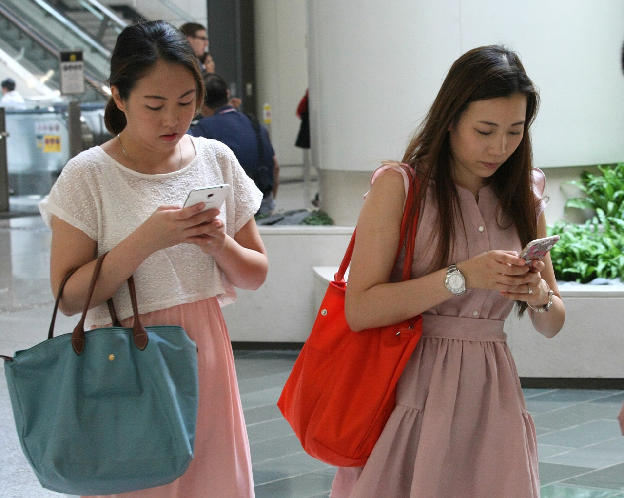 手機 Mon 貼其實呃錢？ 製造商「不是特別有用」更存 3 大隱憂 | ezone