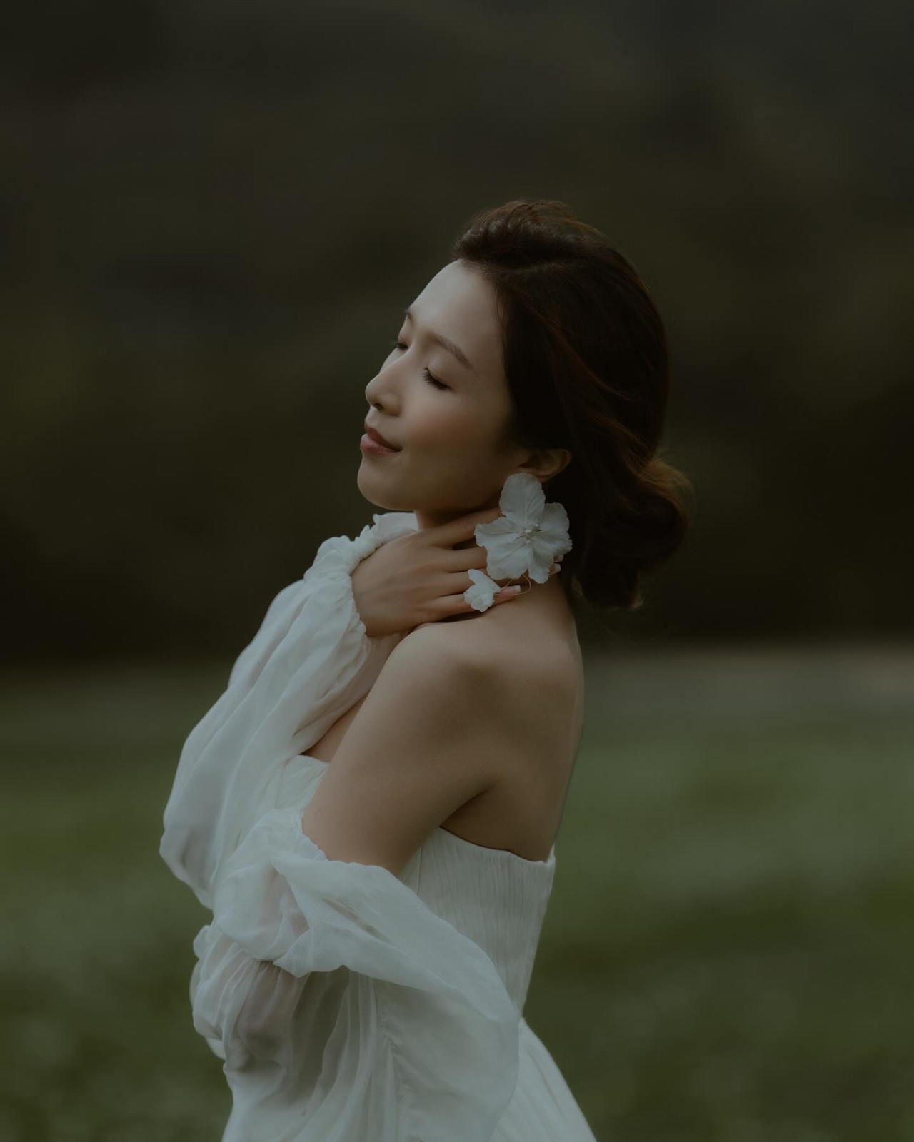 千億女友郭嘉文IG公開藝術婚照係好事近？激罕性感Deep V惹網民猜測 | UHK 港生活