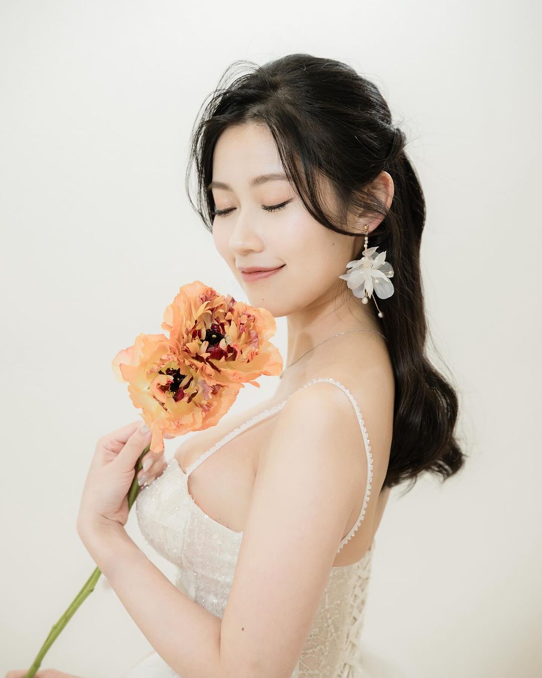 「波波」黃婧靈26歲生日大解放谷爆上圍 側身曬超立體導彈胸：Happy Ballday | UHK 港生活