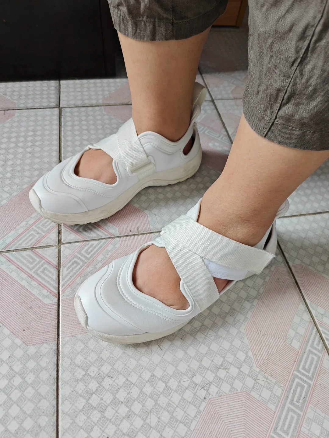 MUJI無印良品忍者涼鞋爆紅？平價版KEEN內地瘋搶網民：好醜又好可愛 | UHK 港生活