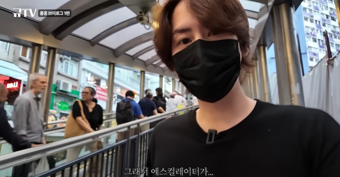 旺角東 MOKO 天橋變內地網紅打卡新景點！上班族：「塞住行人路，有甚麼好拍？」 | ezone