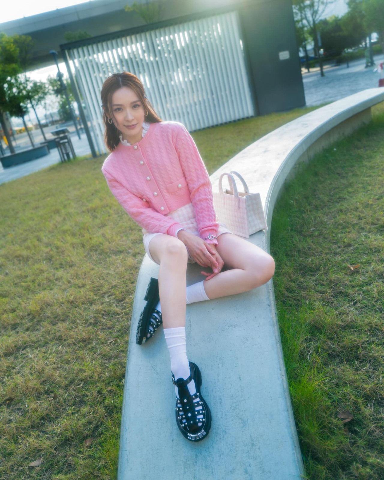 李佳芯IG疑似放閃公開新戀情？Po相被神秘人扭耳仔 5字愛的宣言有玄機 | UHK 港生活