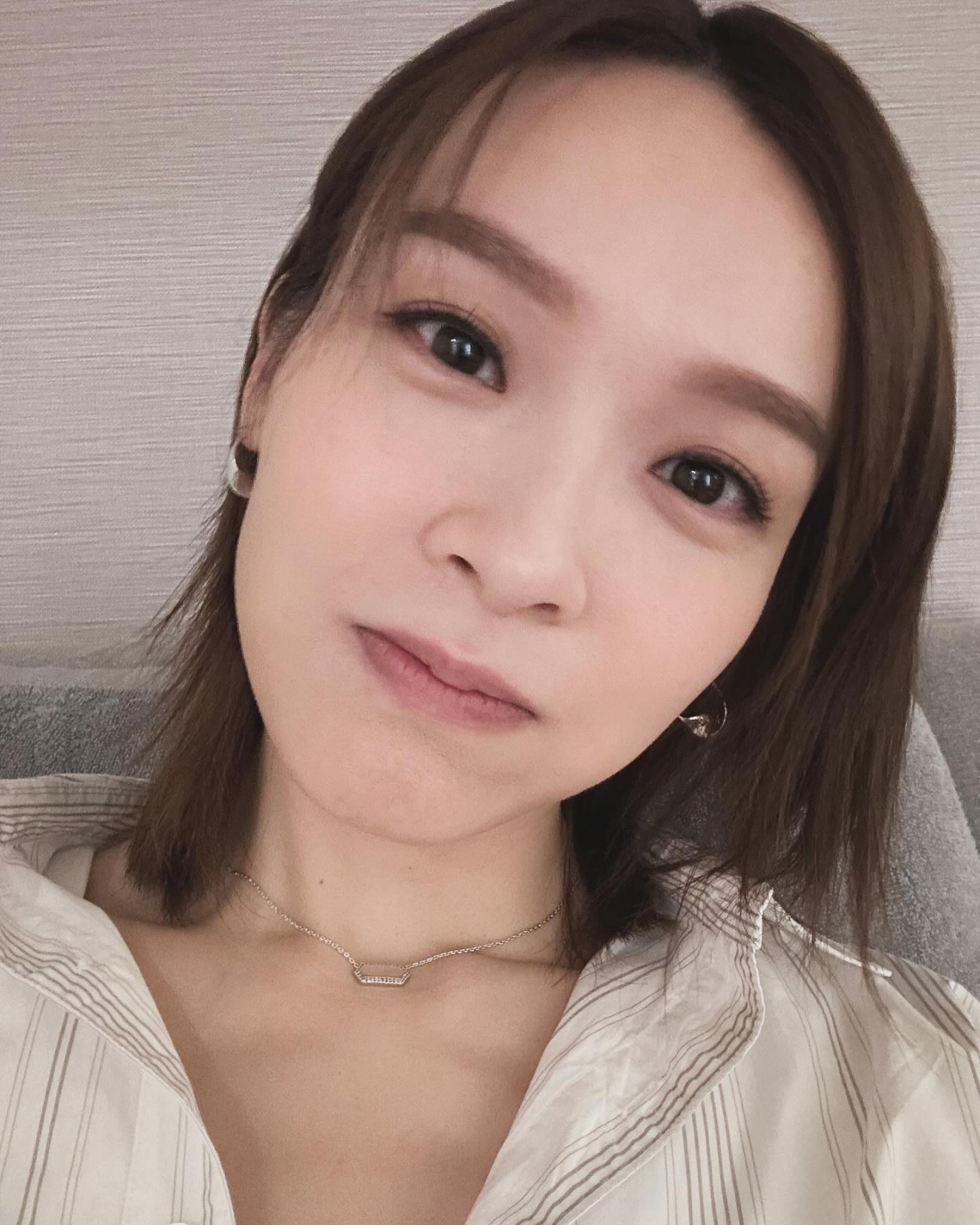 李佳芯IG疑似放閃公開新戀情？Po相被神秘人扭耳仔 5字愛的宣言有玄機 | UHK 港生活