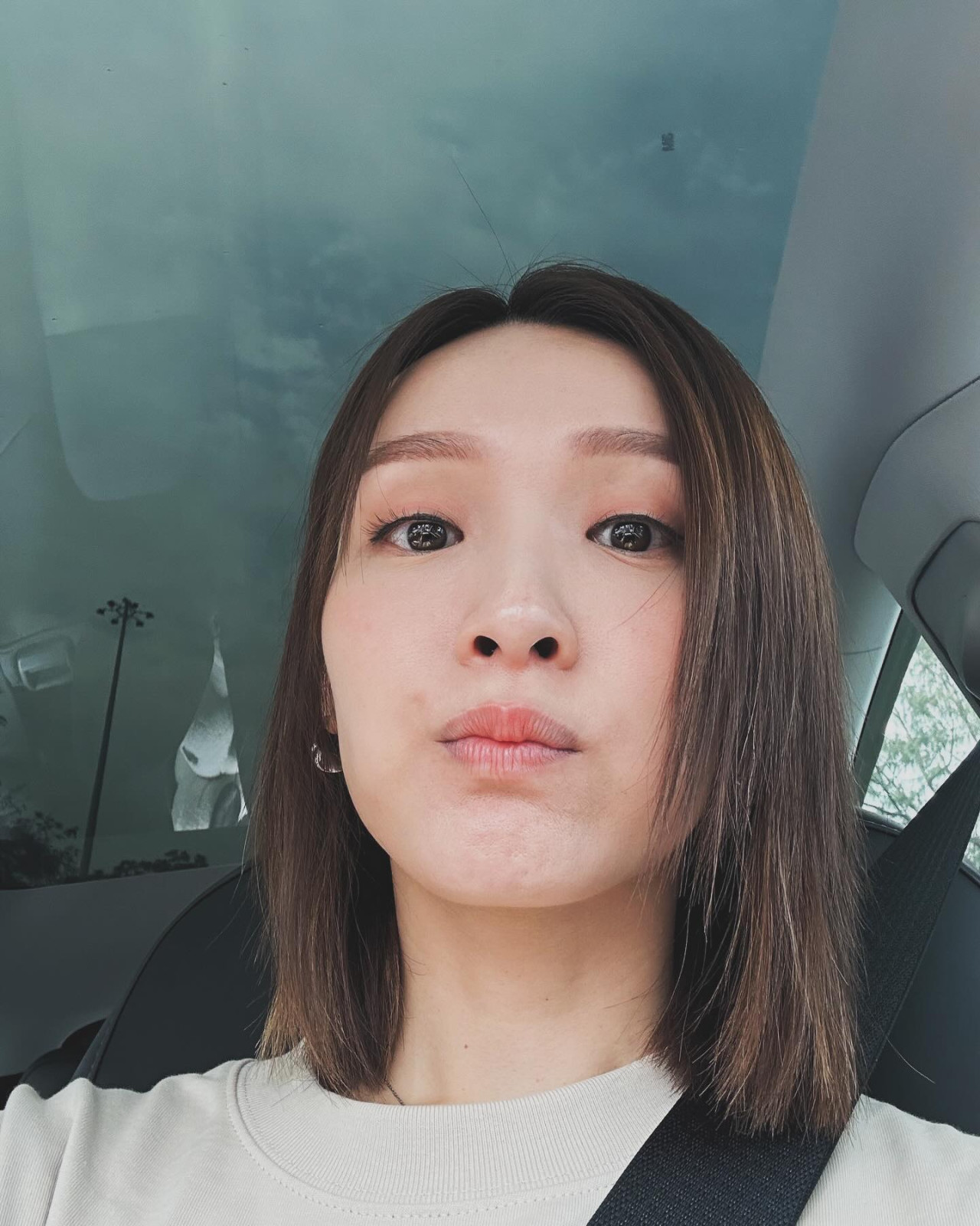 李佳芯IG疑似放閃公開新戀情？Po相被神秘人扭耳仔 5字愛的宣言有玄機 | UHK 港生活