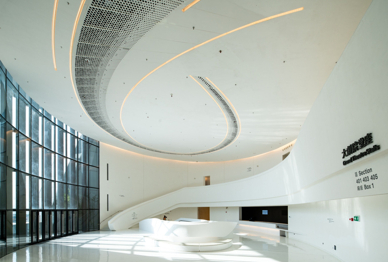 旺角東 MOKO 天橋變內地網紅打卡新景點！上班族：「塞住行人路，有甚麼好拍？」 | ezone