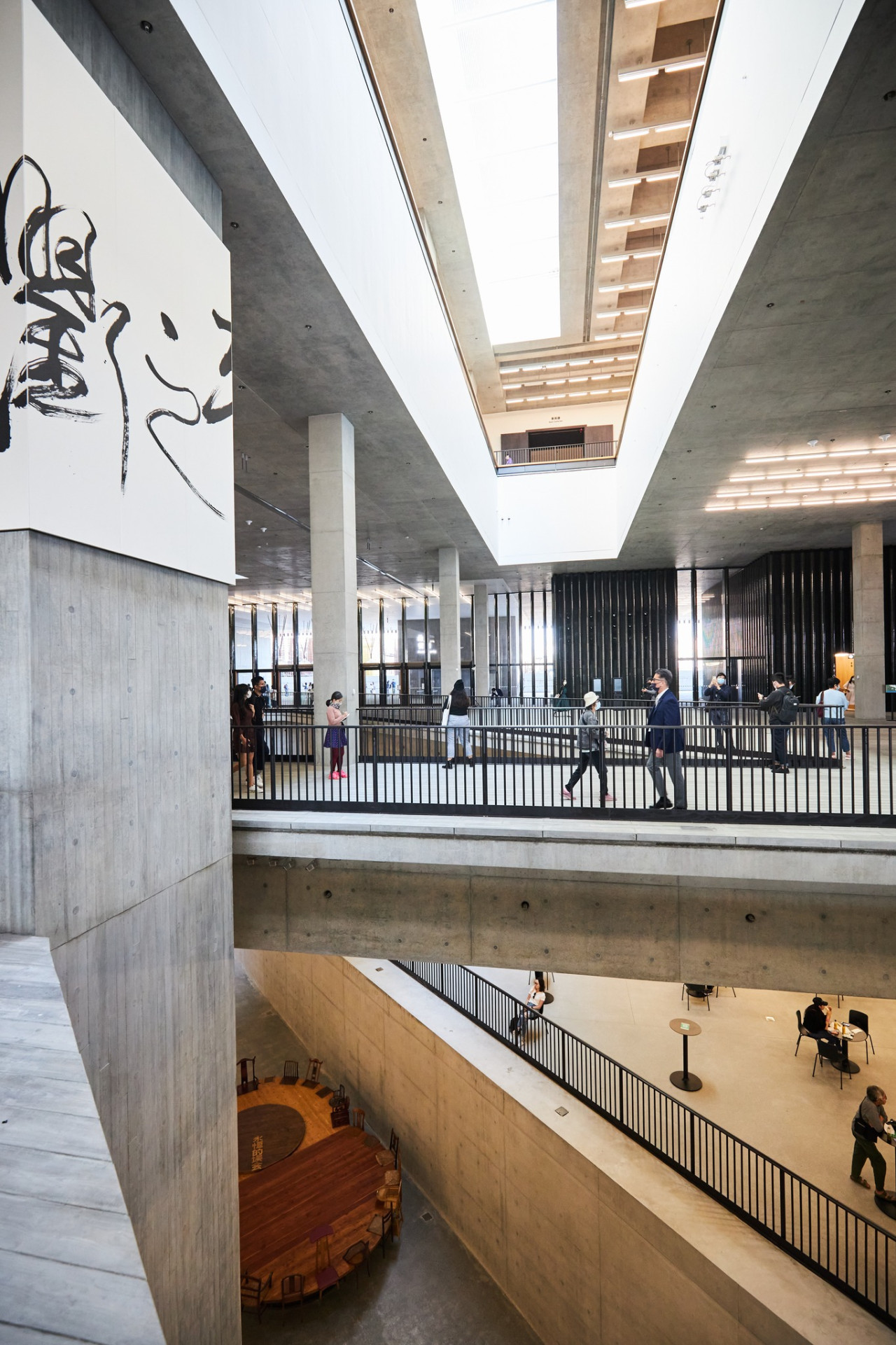 旺角東 MOKO 天橋變內地網紅打卡新景點！上班族：「塞住行人路，有甚麼好拍？」 | ezone