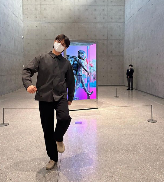 旺角東 MOKO 天橋變內地網紅打卡新景點！上班族：「塞住行人路，有甚麼好拍？」 | ezone