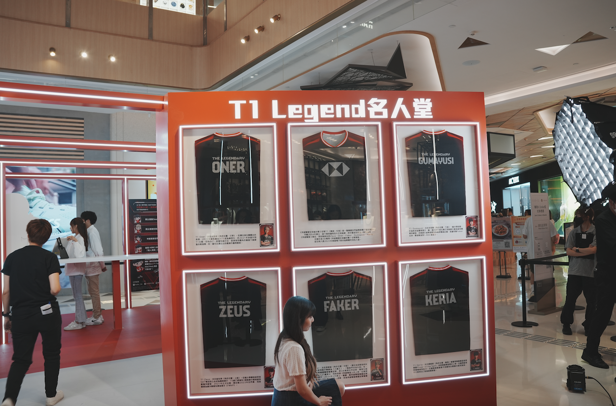 滙豐 One x T1世一電競館現場直擊 2.4米Q版Faker打卡位 免費T1成員貼紙相 | ezone