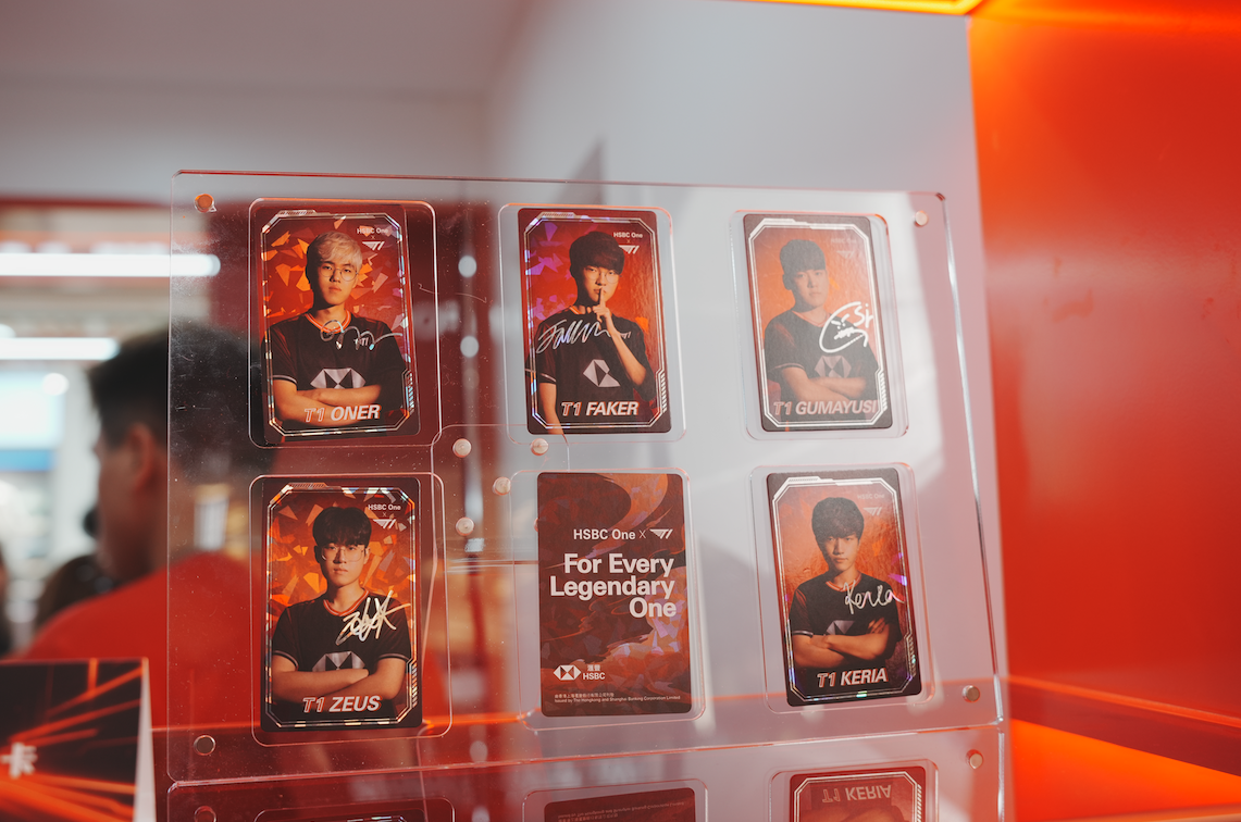 滙豐 One x T1世一電競館現場直擊 2.4米Q版Faker打卡位 免費T1成員貼紙相 | ezone