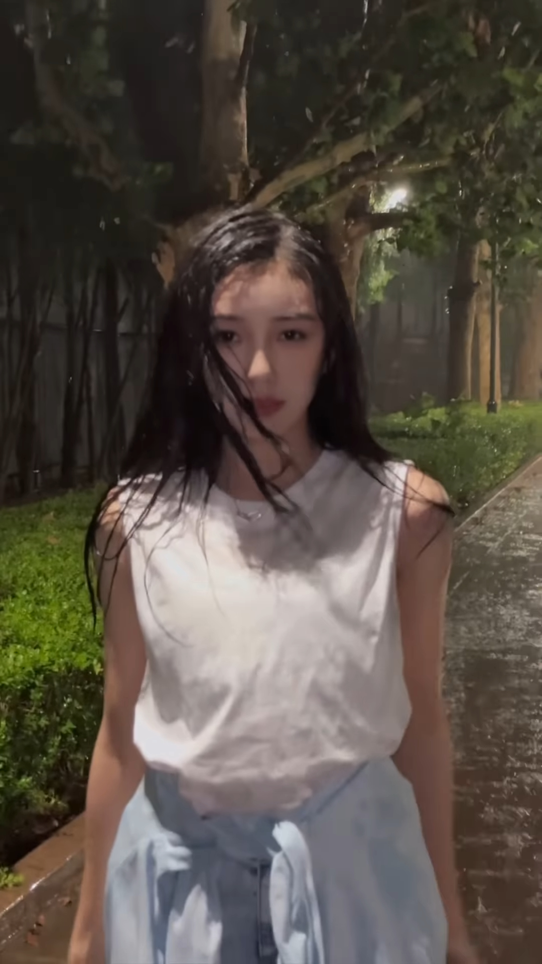 港姐季軍王敏慈濕身拍片誘惑網民 白tee濕透搔首弄姿表情極享受 | UHK 港生活