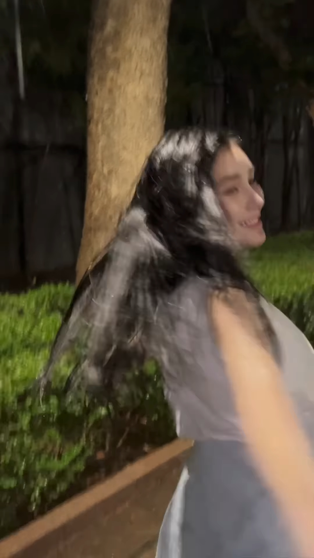 港姐季軍王敏慈濕身拍片誘惑網民 白tee濕透搔首弄姿表情極享受 | UHK 港生活