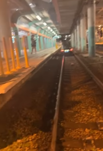 屯門私家車闖上輕鐵路軌！警方最後列為XX處理！網民：以為自己揸GTA？ | ezone