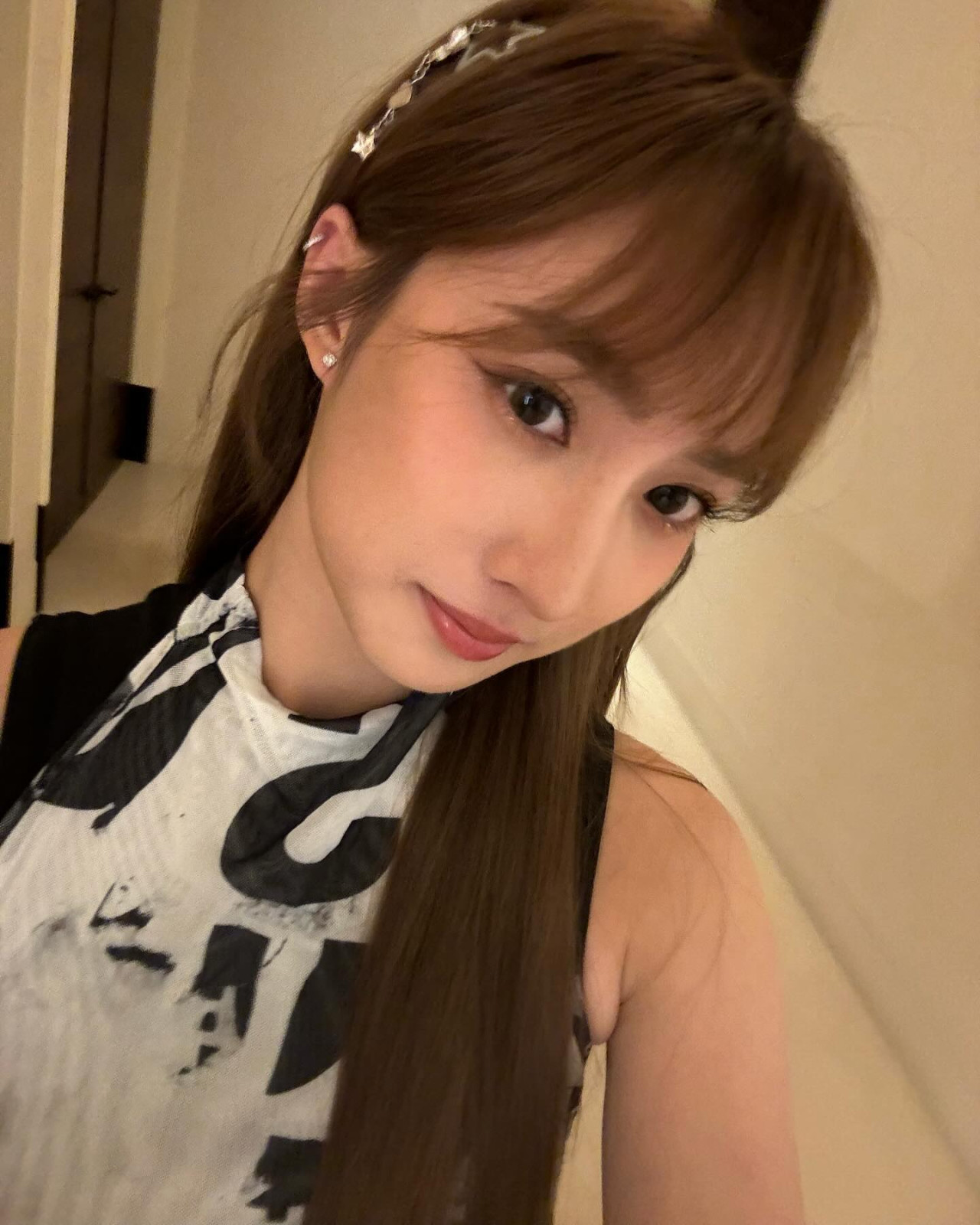 鍾柔美Yumi黑髮平陰新髮型氣質出眾 18歲成人禮初嘗性感大Deep V | UHK 港生活