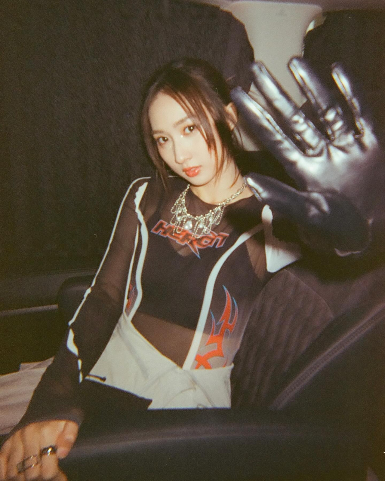 鍾柔美Yumi黑髮平陰新髮型氣質出眾 18歲成人禮初嘗性感大Deep V | UHK 港生活