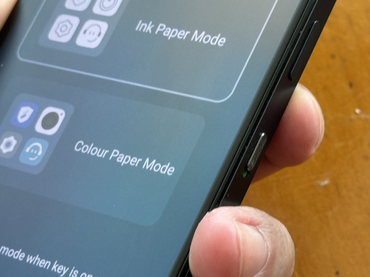 TCL 50 Pro NXTPAPER 5G 搭配「未來紙」再臨香港！同場加推 4G 底座功能機 | ezone