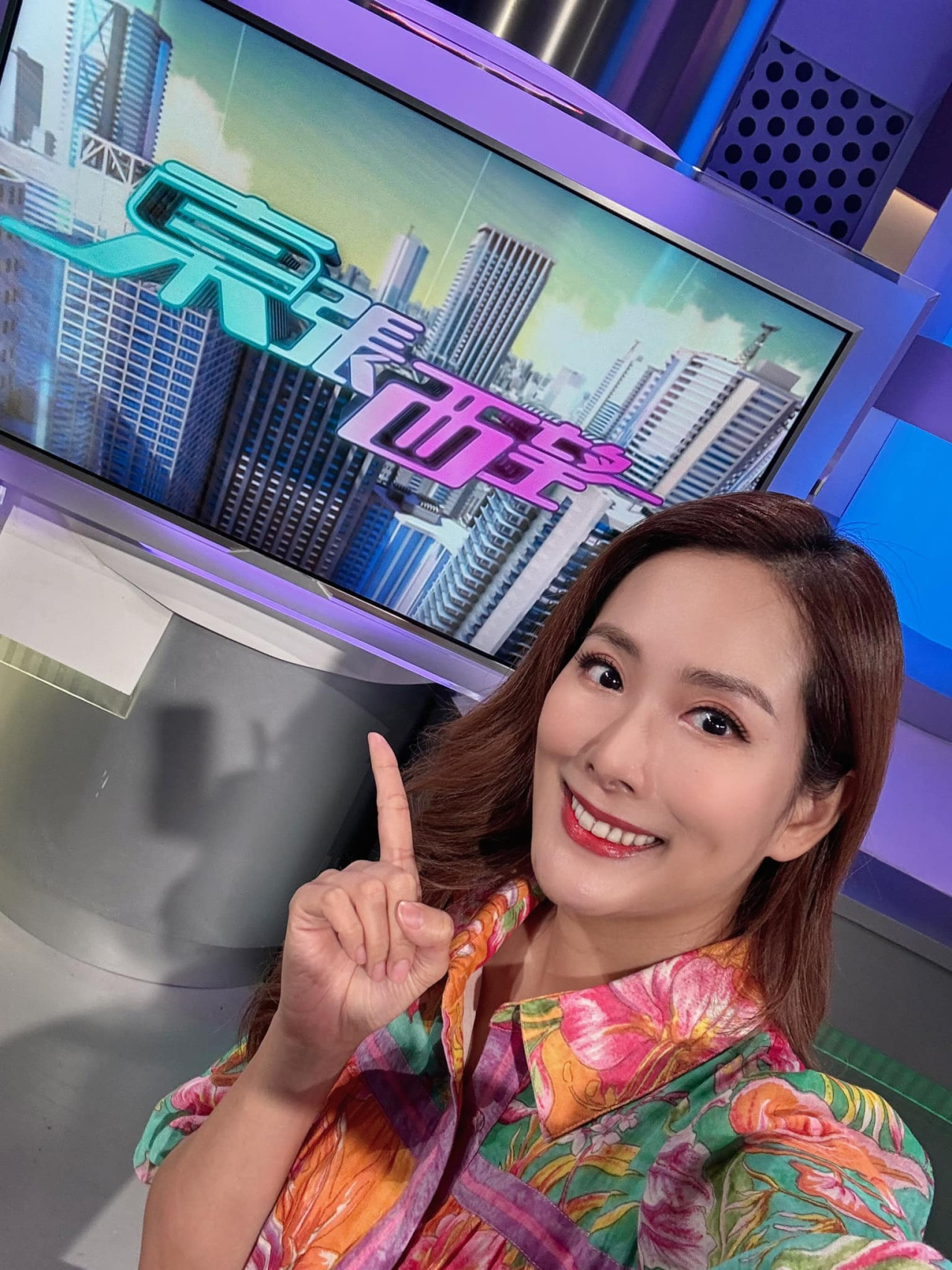 颱風摩羯丨吳幸美8號波開《東張西望》吹到傻 自封「暴風女神」:我係颱風天製造 | Uhk 港生活