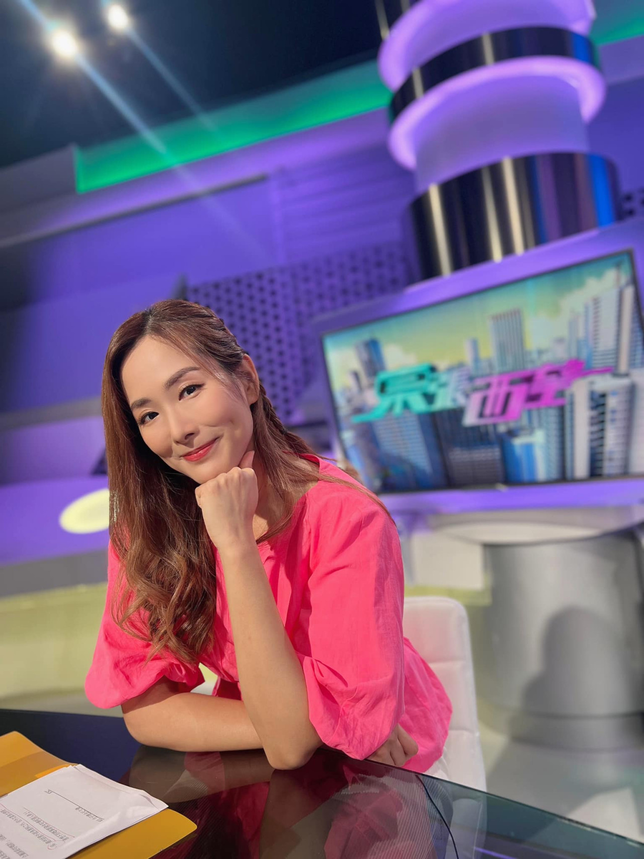 颱風摩羯丨吳幸美8號波開《東張西望》吹到傻 自封「暴風女神」：我係颱風天製造 | Uhk 港生活