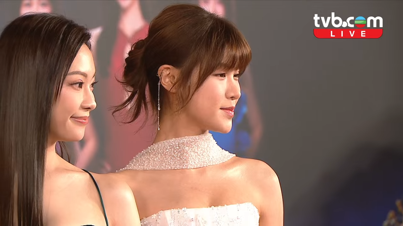 開心速遞 | 古佩玲《愛回家》最性感一幕刺激眼球 大Deep V激罕露事業線「禾稈冚珍珠」 | UHK 港生活