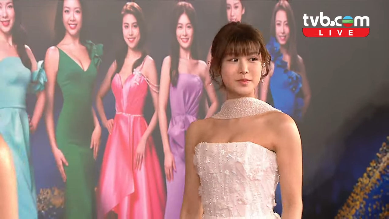 開心速遞 | 古佩玲《愛回家》最性感一幕刺激眼球 大Deep V激罕露事業線「禾稈冚珍珠」 | UHK 港生活