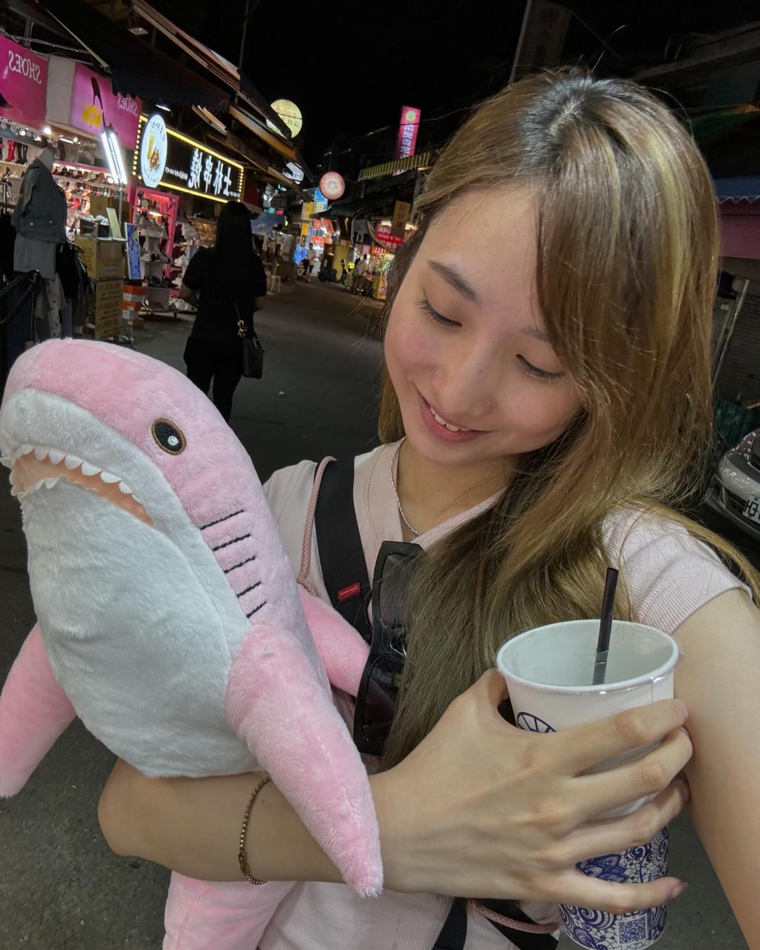 鍾柔美Yumi黑髮平陰新髮型氣質出眾 18歲成人禮初嘗性感大Deep V | UHK 港生活