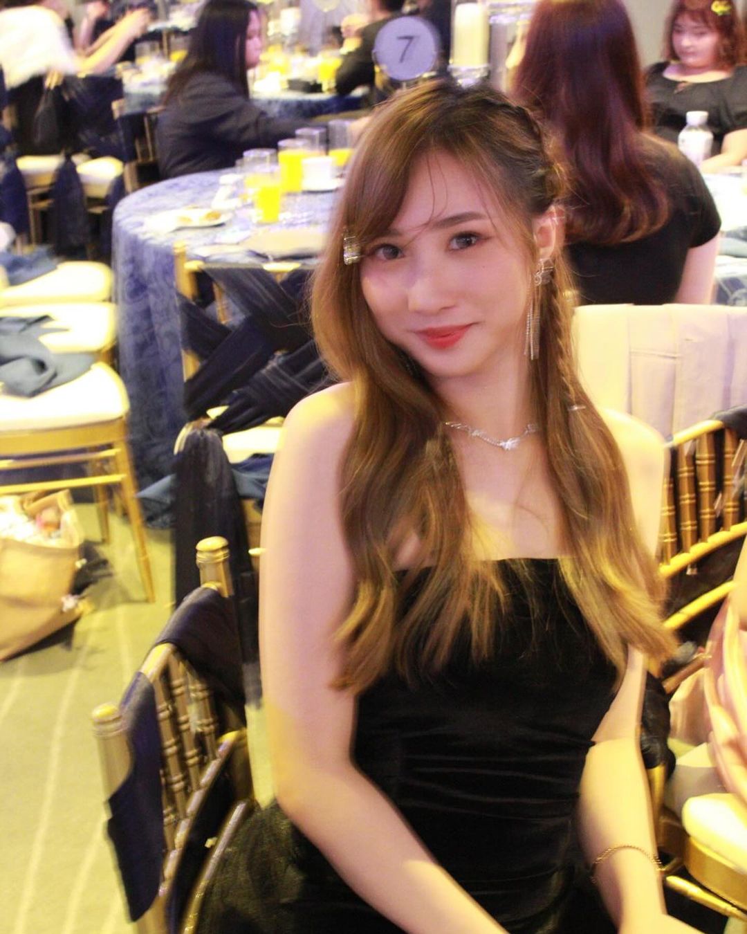 鍾柔美Yumi黑髮平陰新髮型氣質出眾 18歲成人禮初嘗性感大Deep V | UHK 港生活