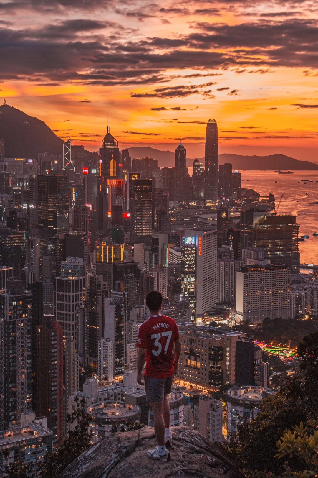 旺角東 MOKO 天橋變內地網紅打卡新景點！上班族：「塞住行人路，有甚麼好拍？」 | ezone