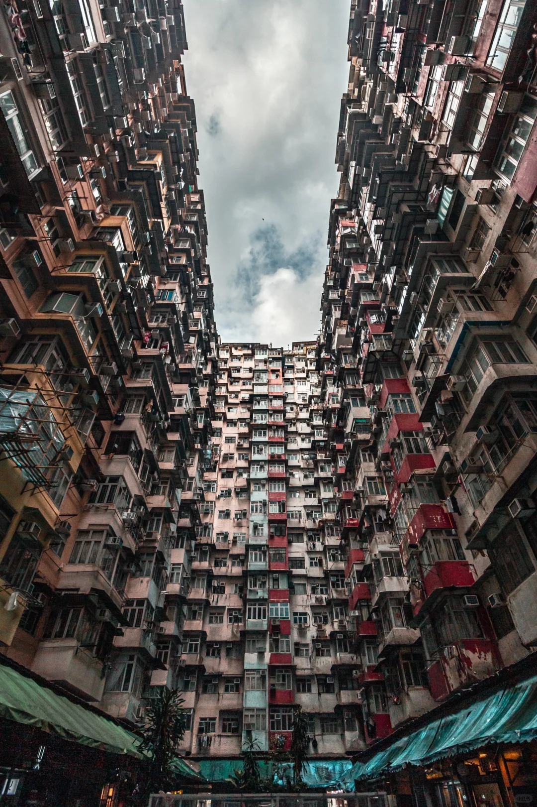 旺角東 MOKO 天橋變內地網紅打卡新景點！上班族：「塞住行人路，有甚麼好拍？」 | ezone