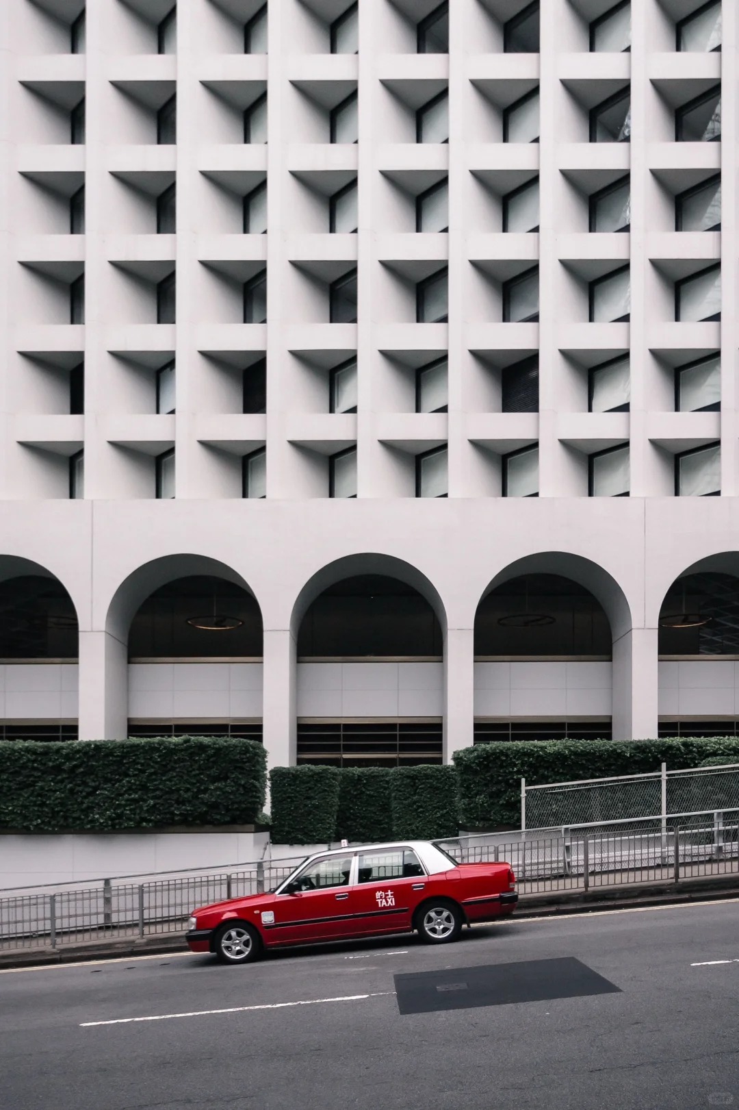 旺角東 MOKO 天橋變內地網紅打卡新景點！上班族：「塞住行人路，有甚麼好拍？」 | ezone