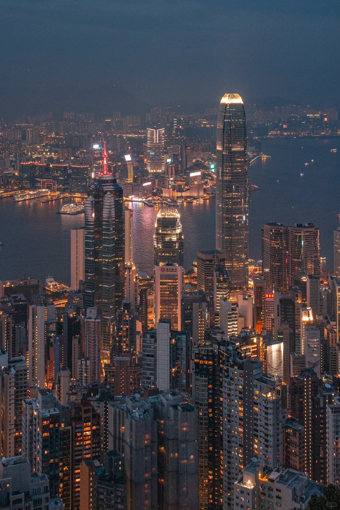 旺角東 MOKO 天橋變內地網紅打卡新景點！上班族：「塞住行人路，有甚麼好拍？」 | ezone