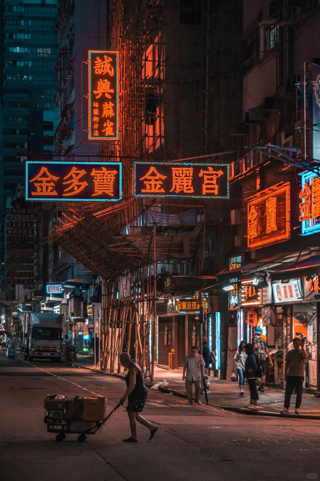 旺角東 MOKO 天橋變內地網紅打卡新景點！上班族：「塞住行人路，有甚麼好拍？」 | ezone