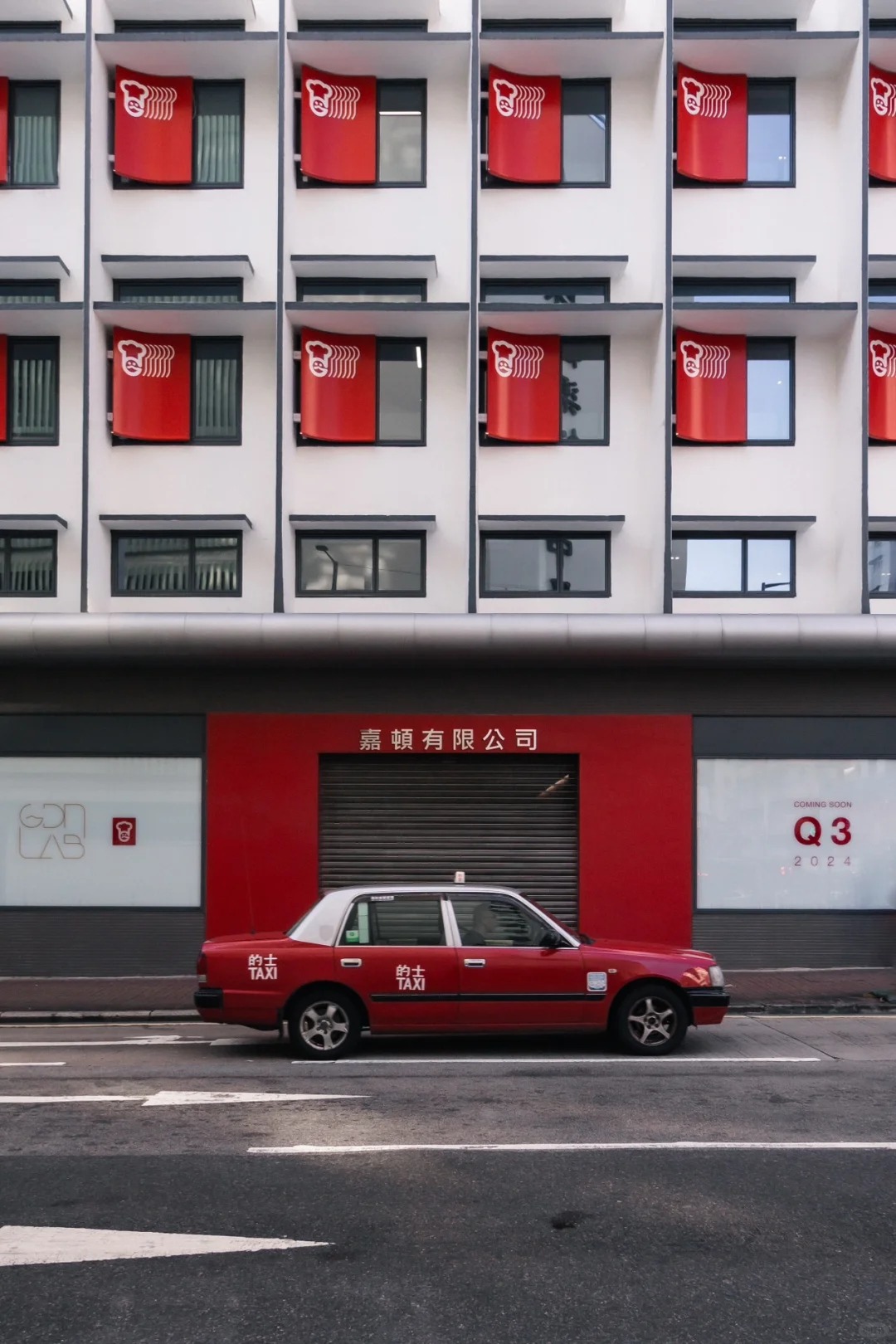 旺角東 MOKO 天橋變內地網紅打卡新景點！上班族：「塞住行人路，有甚麼好拍？」 | ezone