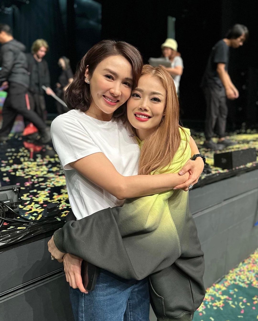 黎姿激罕公開三位愛女大合照！53歲大Deep V盡現胸前偉大好身材 | UHK 港生活