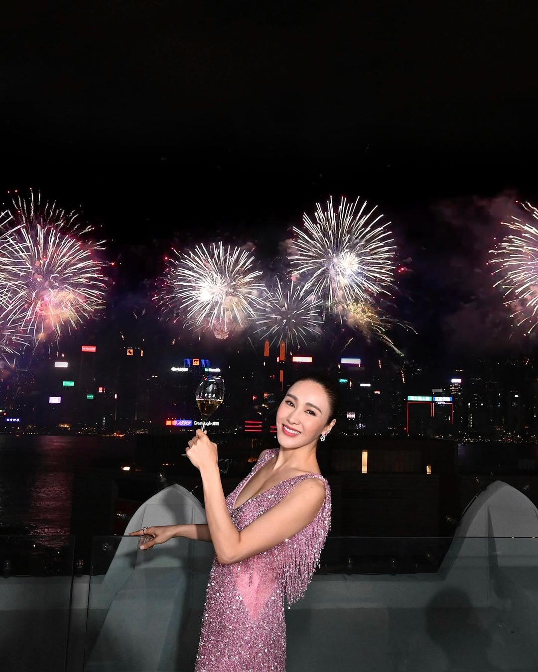 黎姿激罕公開三位愛女大合照！53歲大Deep V盡現胸前偉大好身材 | UHK 港生活