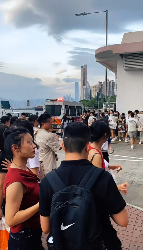 旺角東 MOKO 天橋變內地網紅打卡新景點！上班族：「塞住行人路，有甚麼好拍？」 | ezone